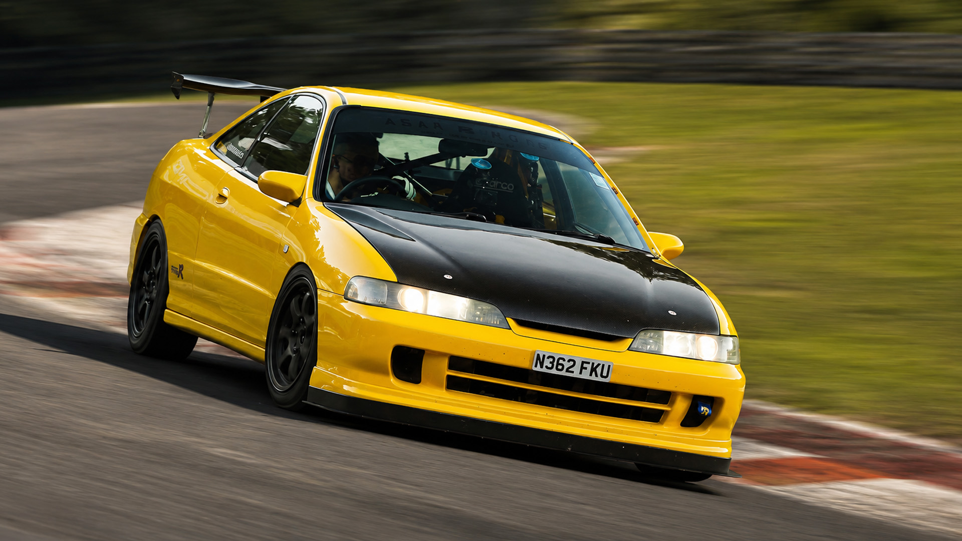 What happens when Honda Integra DC2 attacks Nürburgring