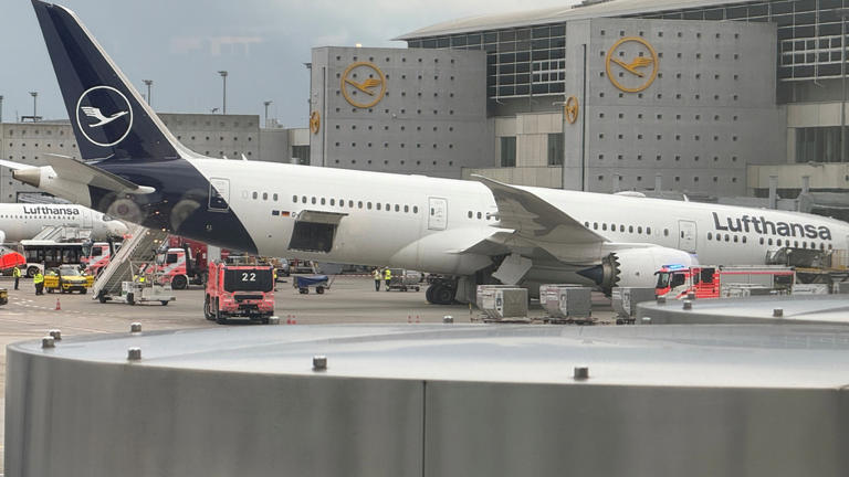 Lufthansa employees injured after Boeing 787’s nose landing gear ...