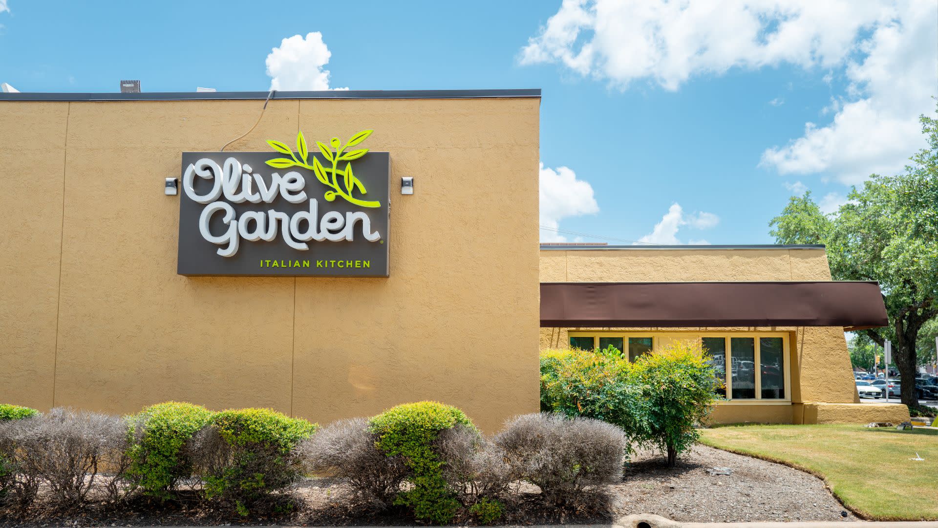 Olive Garden faces backlash after server says $700 tip led to firing