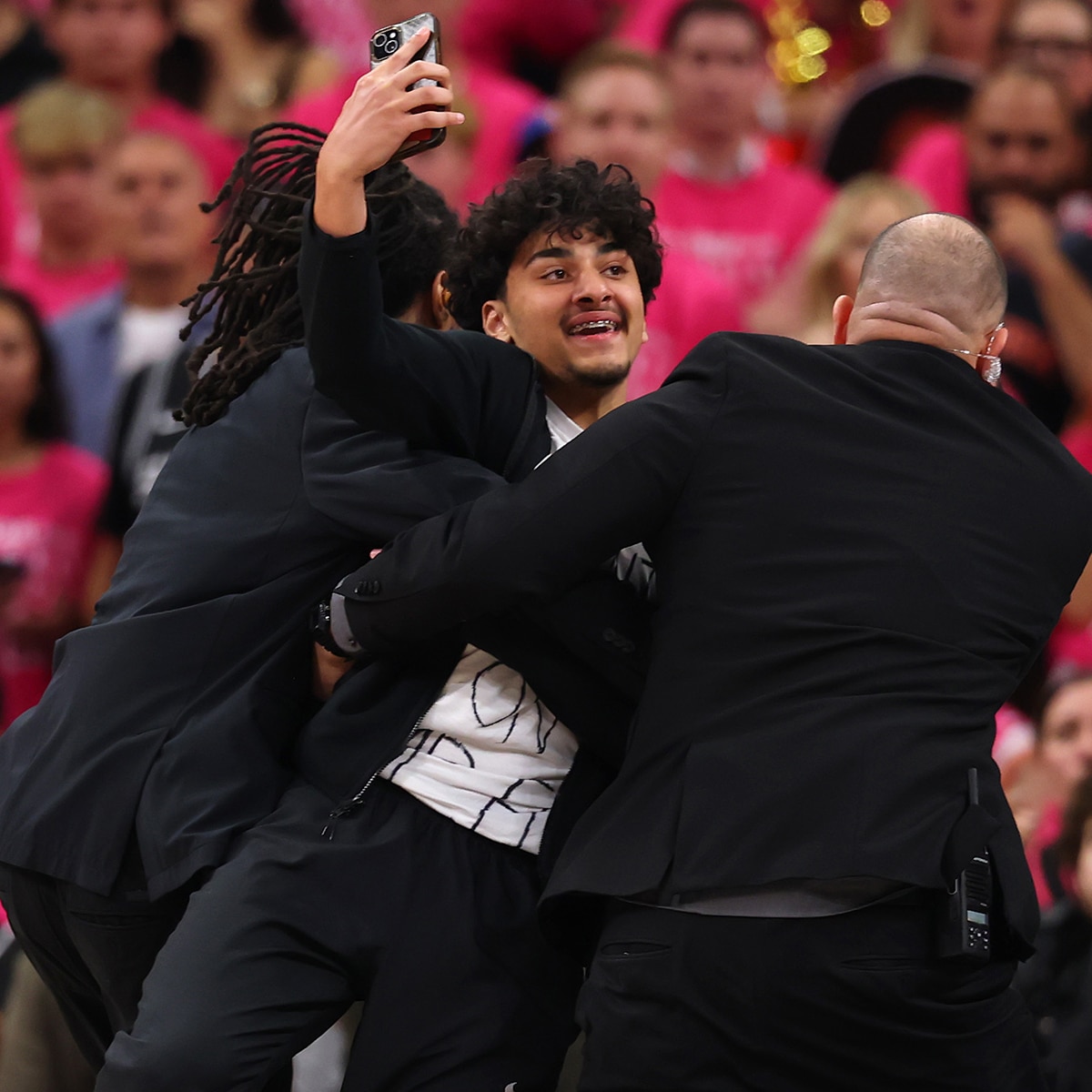 2 NBA fans banned for life after storming court at Knicks, Spurs game