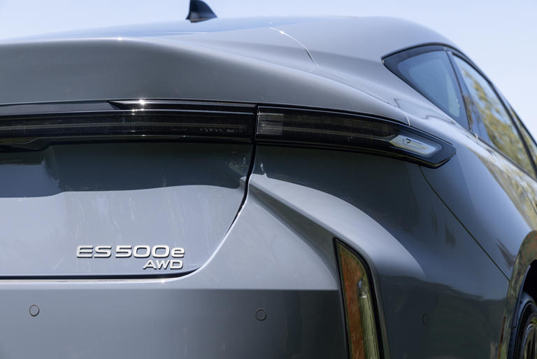レクサスES350h（FF/CVT）／ES350e（FWD）／ES500e（4WD）【海外試乗記】
