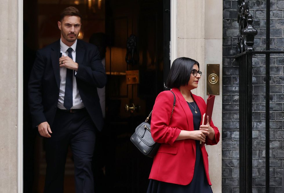 Home Office 'loses' illegal migrants in Britain - fears control of ...