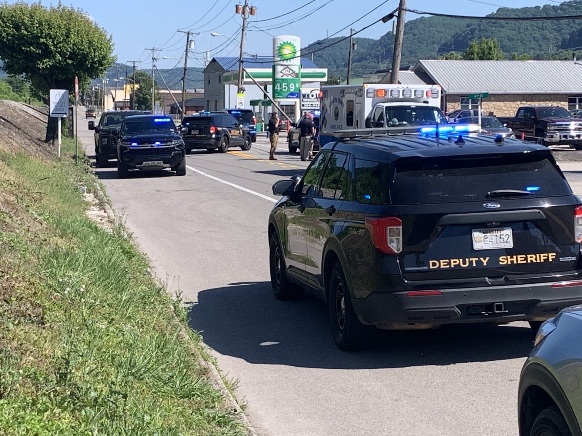 Bank robbery investigation closes US 60; suspect at large