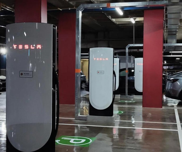 Tesla inició con la operación de su primera estación de supercargadores ...