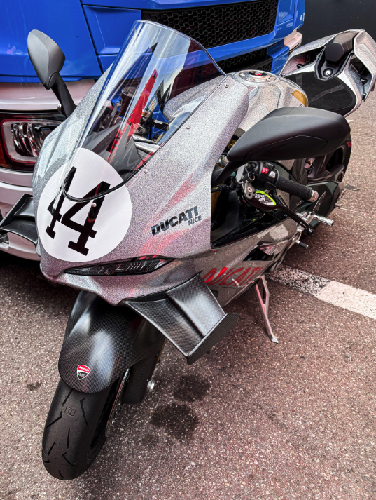 F1 : Lewis Hamilton fait sensation à Monaco au guidon d’une Ducati d ...