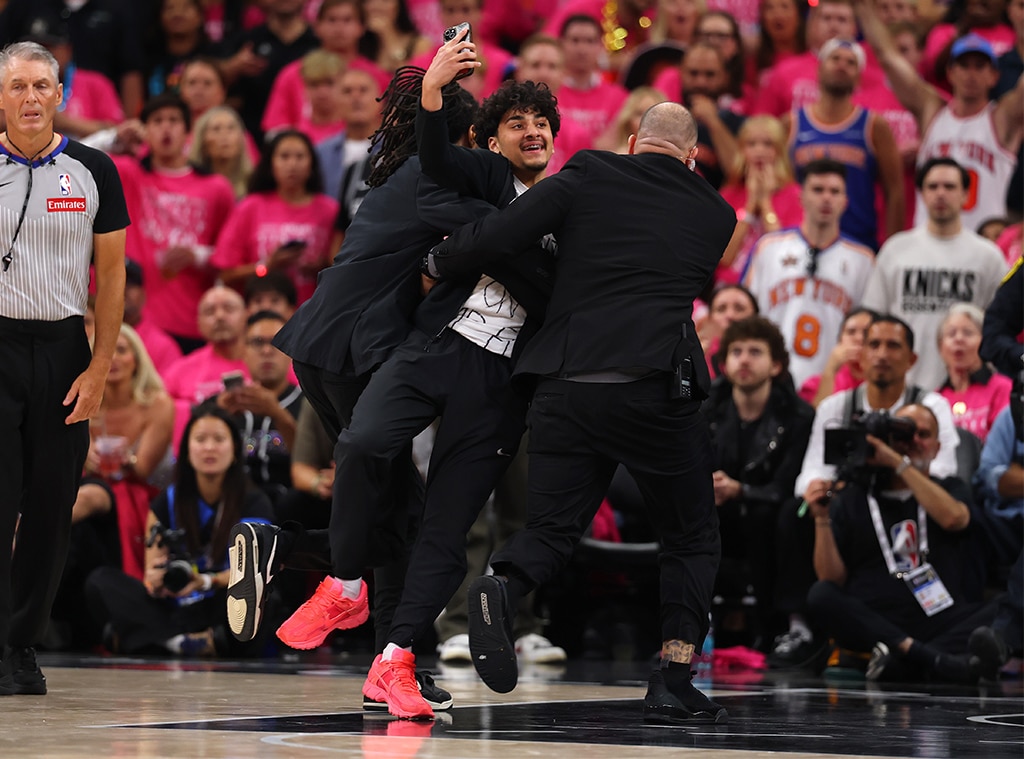 2 NBA fans banned for life after storming court at Knicks, Spurs game