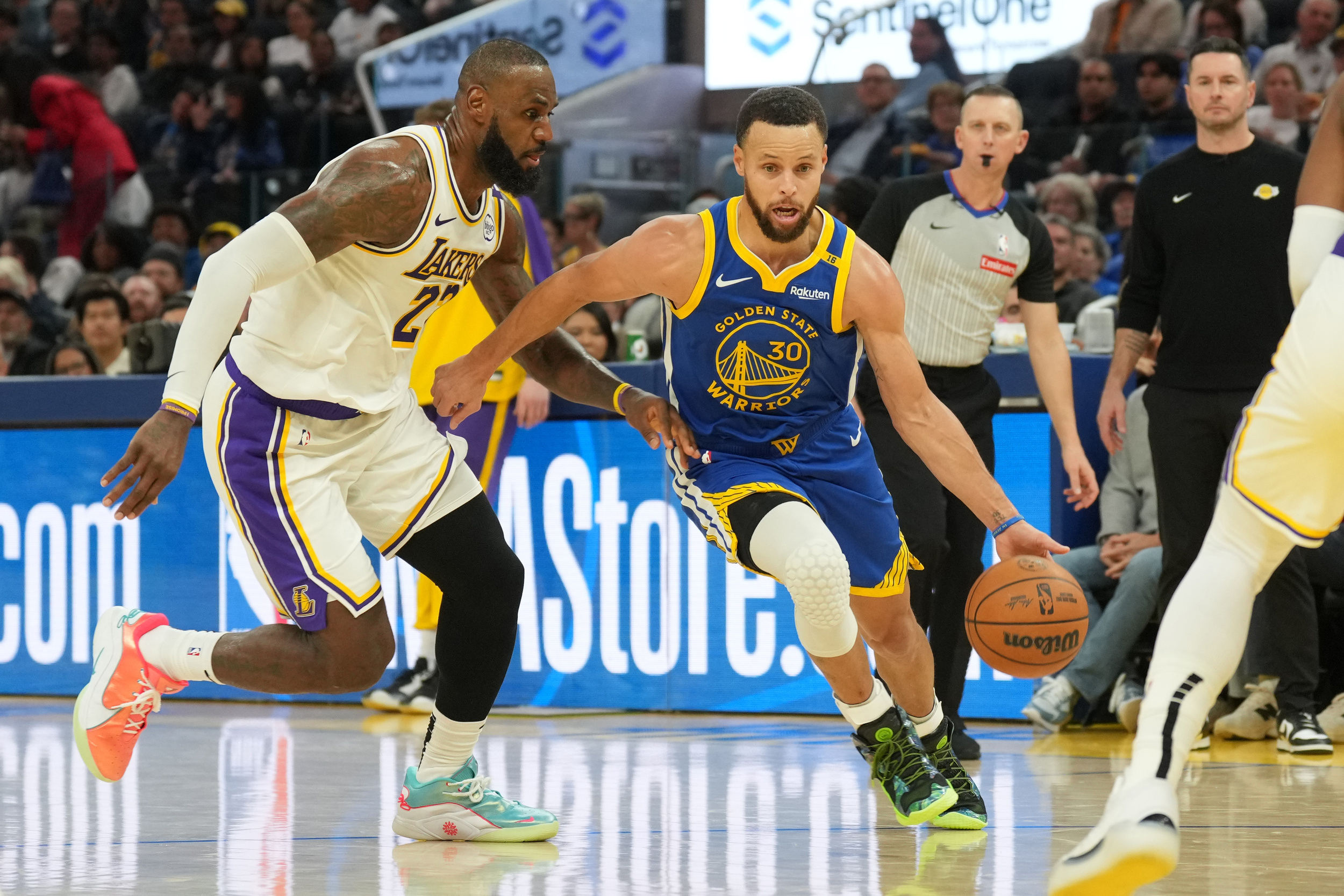 Steph Curry will reportedly try to recruit LeBron James to Warriors