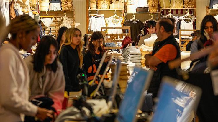 Why is this teen fashion brand closing its fitting rooms?