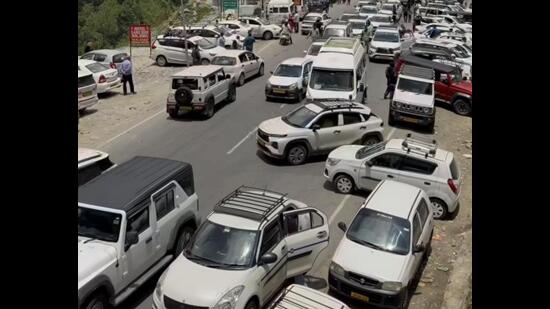 Heavy traffic flow at Atal Tunnel amid tourist rush raises safety concerns