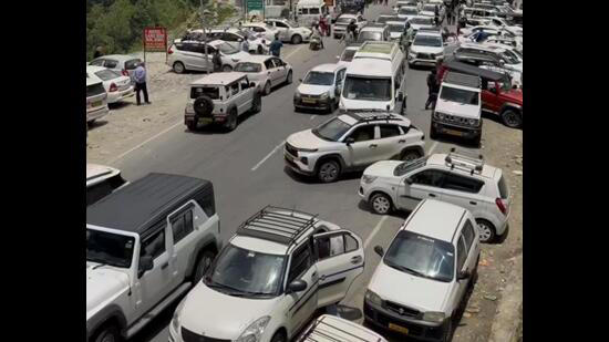 Heavy traffic flow at Atal Tunnel amid tourist rush raises safety concerns