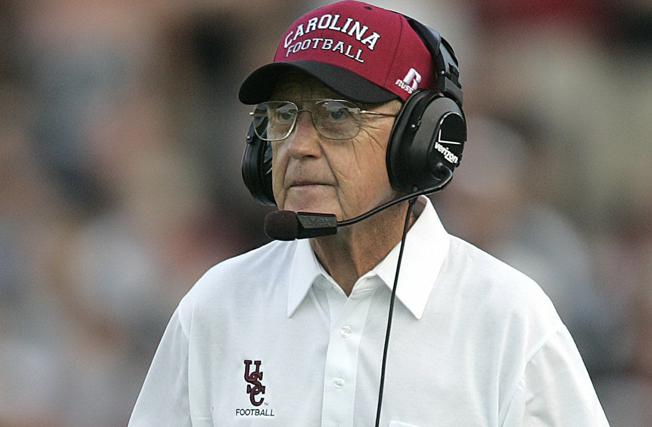 Countdown to kickoff prediction series: Lou Holtz will be honored at ...