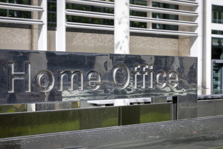Home Office 'loses' illegal migrants in Britain - fears control of ...