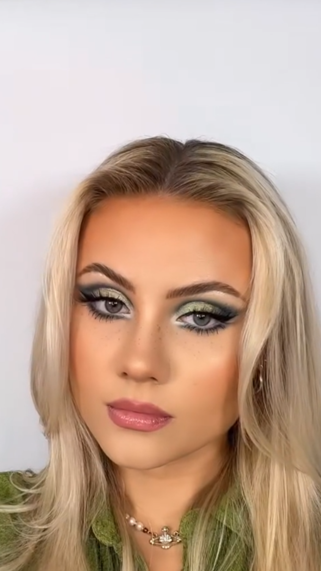 Transform your wardrobe with this eye-catching green look