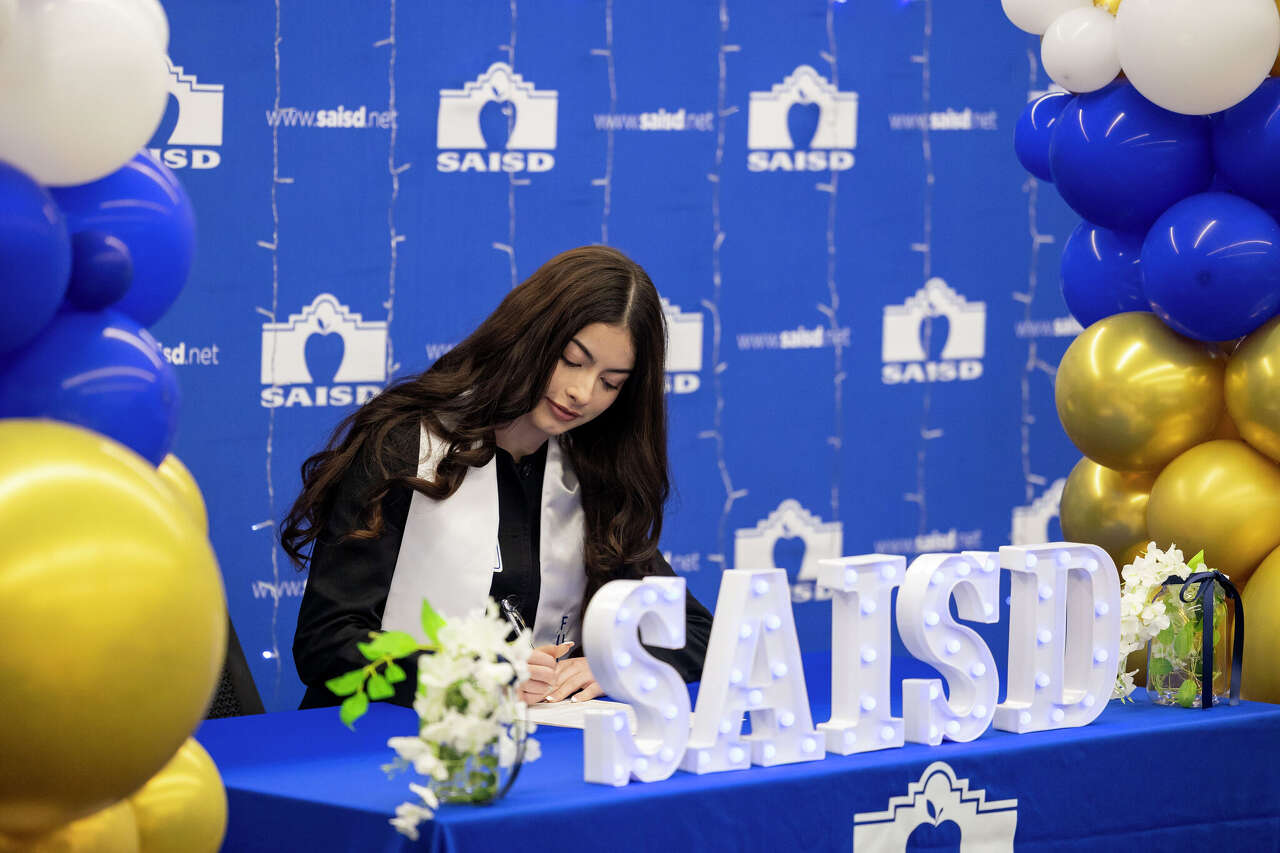 SAISD bets homegrown students will become teachers who stay