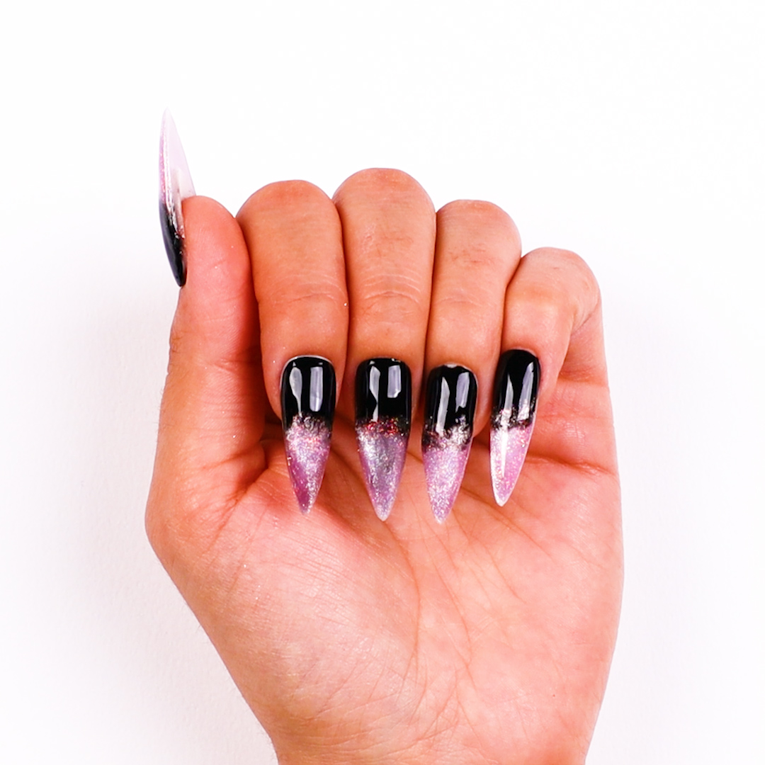 Sparkle and shine with this dazzling nail design idea!💅🤩