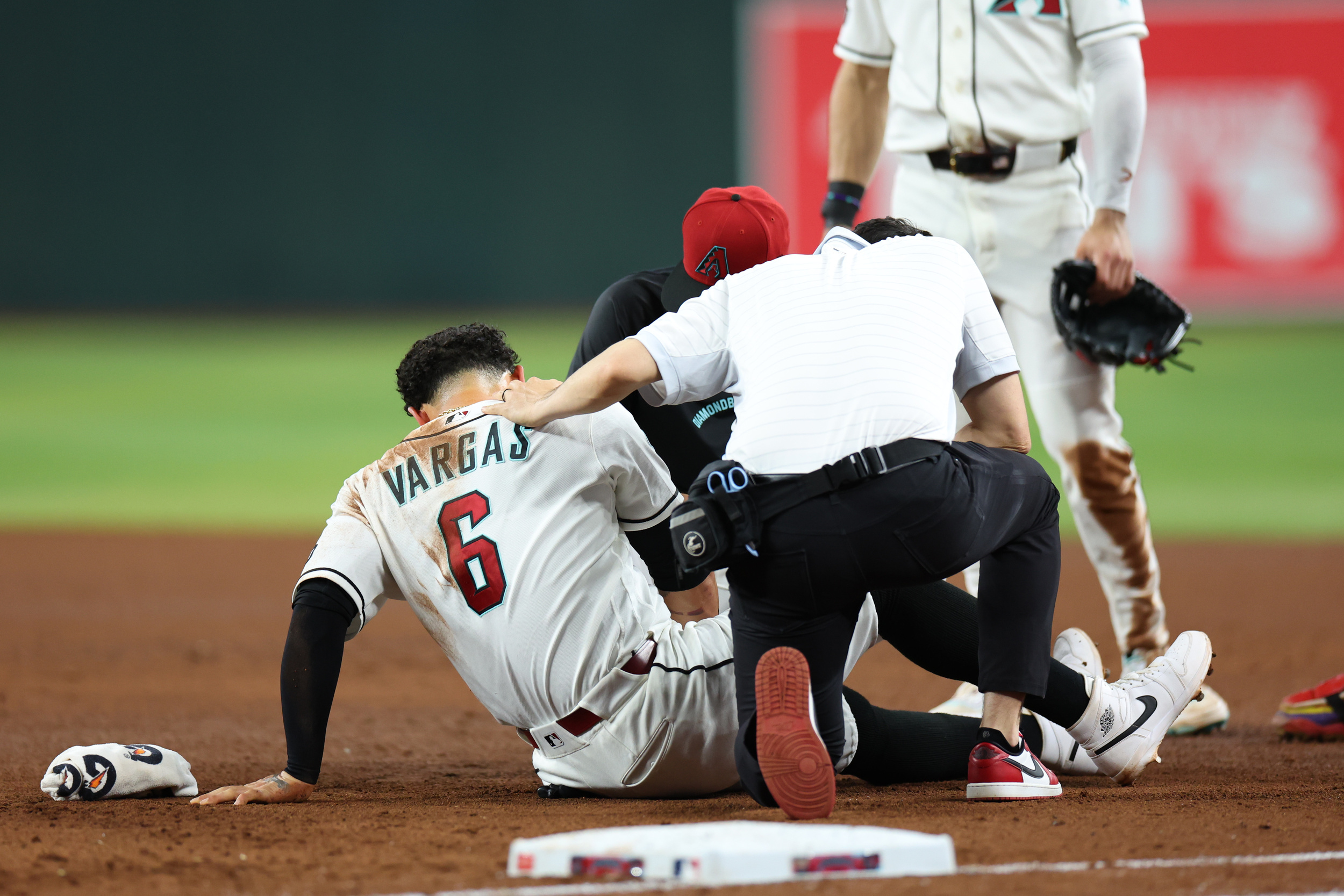 Max Muncy, Ildemaro Vargas get into a violent collision at first base