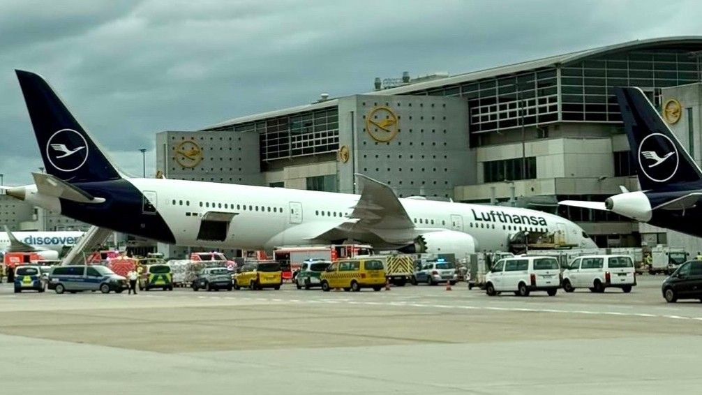 Staff injured: Lufthansa Boeing 787 nose gear collapses before Los ...