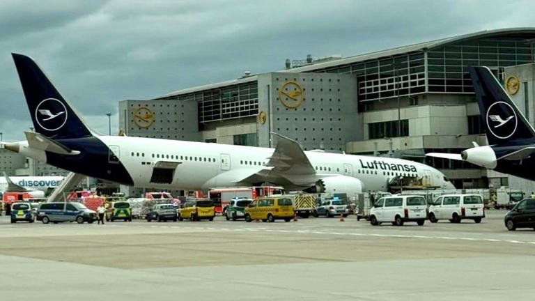 Staff injured: Lufthansa Boeing 787 nose gear collapses before Los ...