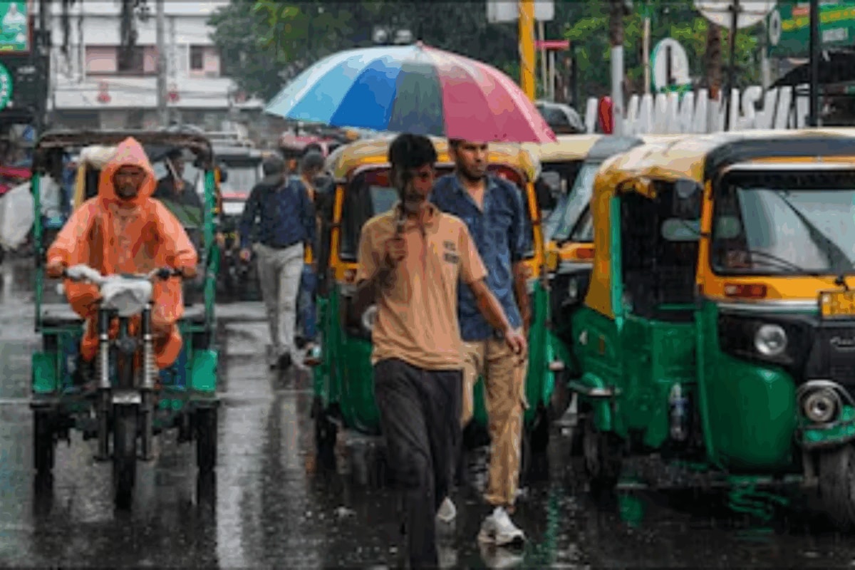 Strong dusty winds sweep Delhi as IMD issues red alert for ...