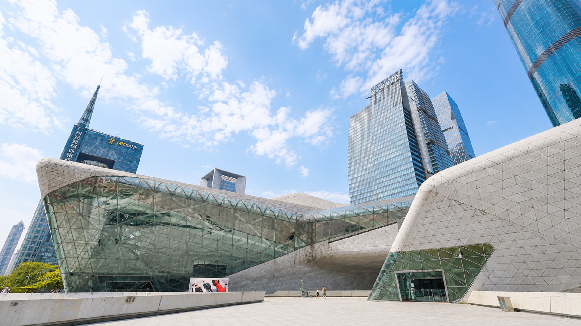 China’s new town reveals architecture made for wide public spaces