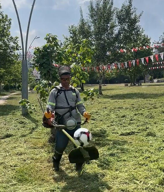 Osmaniye’de belediye personelinden ay-yıldızlılara moral videosu