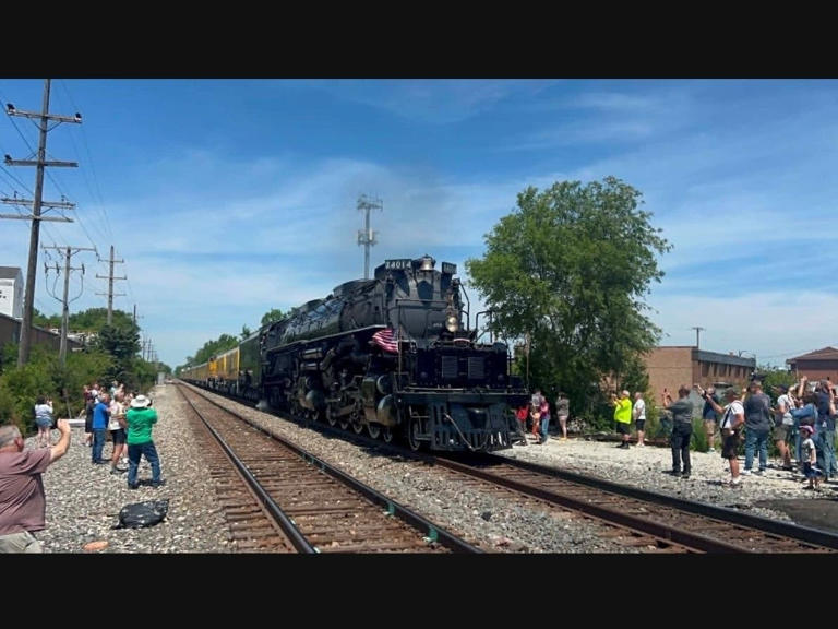 Big Boy 4014 chugs through south suburbs in honor of America's 250th ...