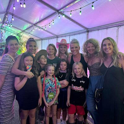 Elsa Pataky meets Pink backstage after pop star's Melbourne concert