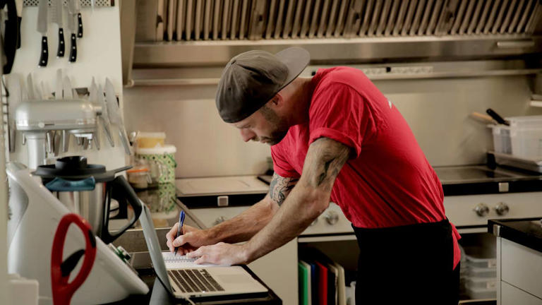 Chef Dave White overcomes knife injury to defeat Bobby Flay in intense ...