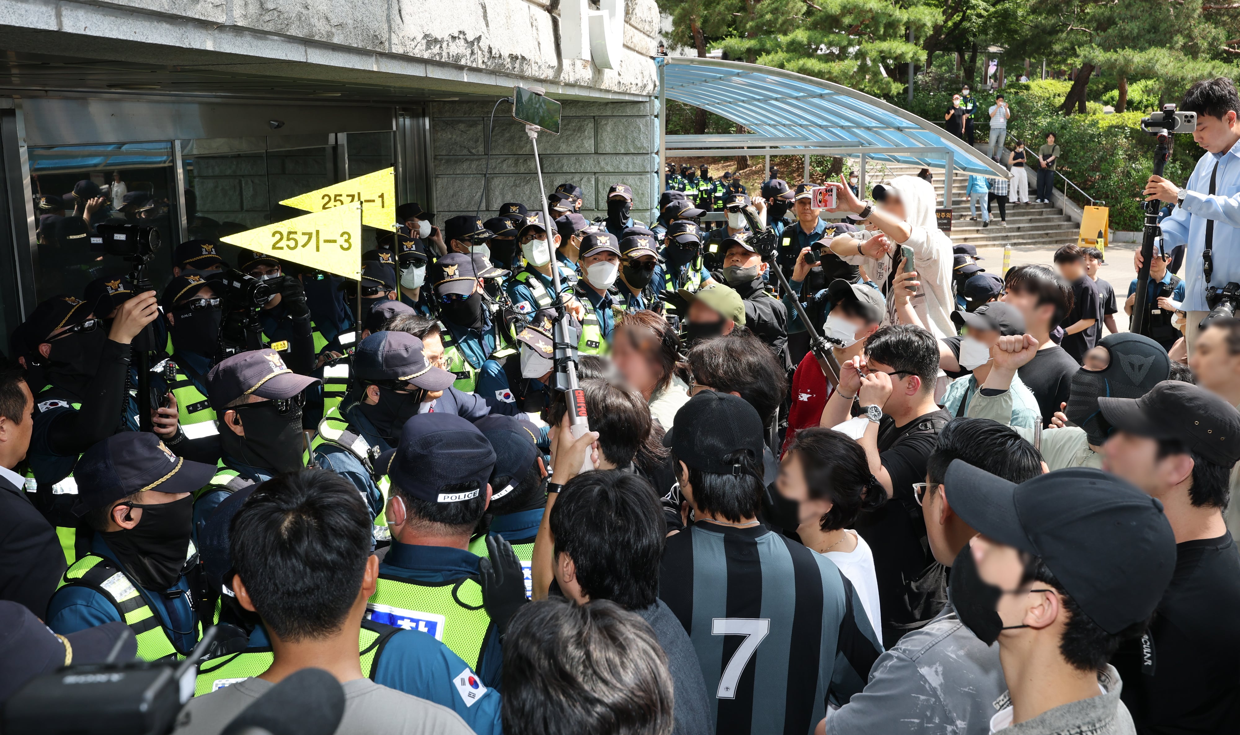 250 protesters clash with police at Seoul vote-counting site