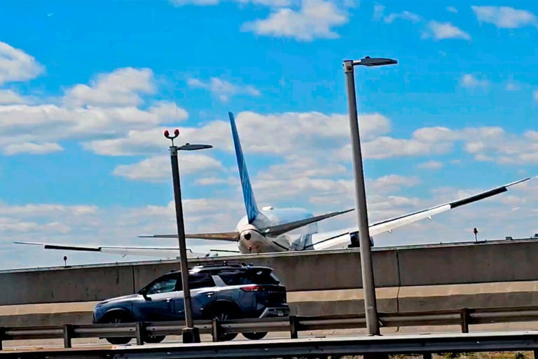 Copilot of United Airlines jet that hit light pole at Newark Airport ...