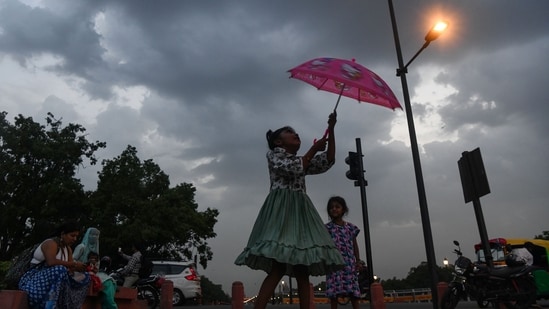 Delhi gets cold after surprise strong storm, rain; Indore unusually ...