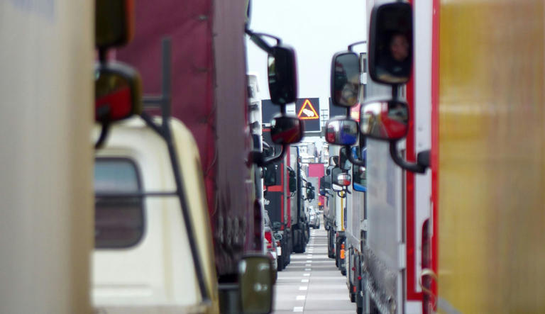 Streit um den toten Winkel: OLG Köln: Lkw-Fahrer muss nicht in ...