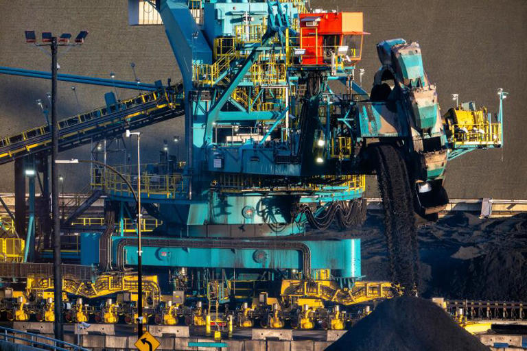 Trump announces new coal export terminal in Oakland