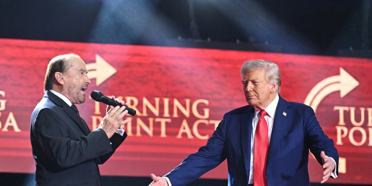 Trump falls back on Lee Greenwood performance after artists drop out of ...