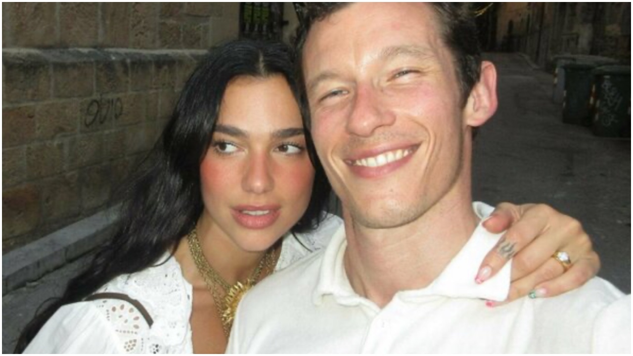 Dua Lipa sposa Callum Turner, l'amore nato per caso mentre leggevano lo ...