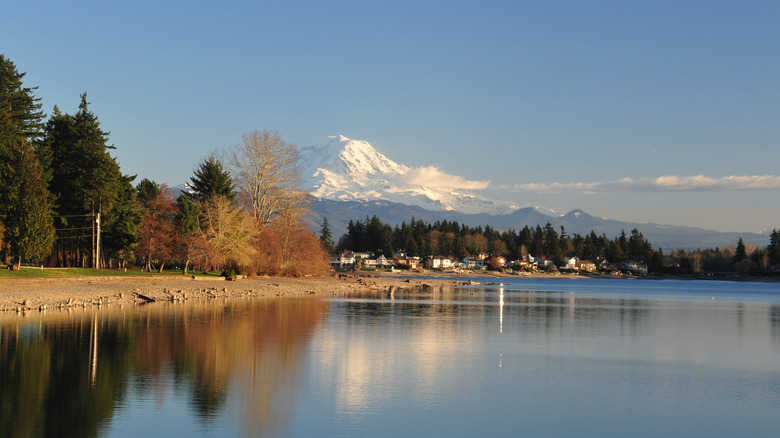 Outside Tacoma is Washington's artificial lake with parks, golf, and ...
