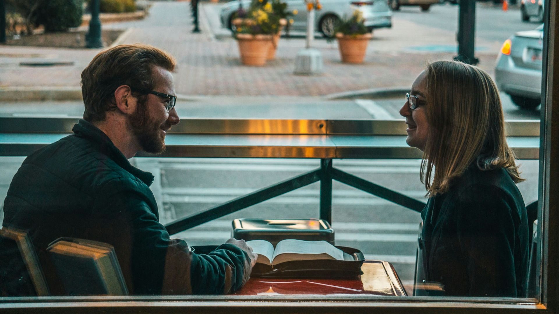 20 little things men do that women remember for years