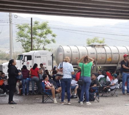 Maestros del SNTE-CNTE bloquean el aeropuerto y terminal de Pemex en Oaxaca