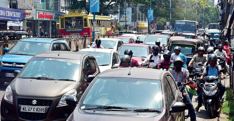 ‘Pink Line’ work, rain give commuters traffic blues in Kochi