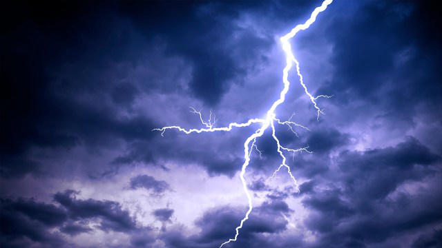 Video captures eerie Oregon lightning appearing to burst upward from ...