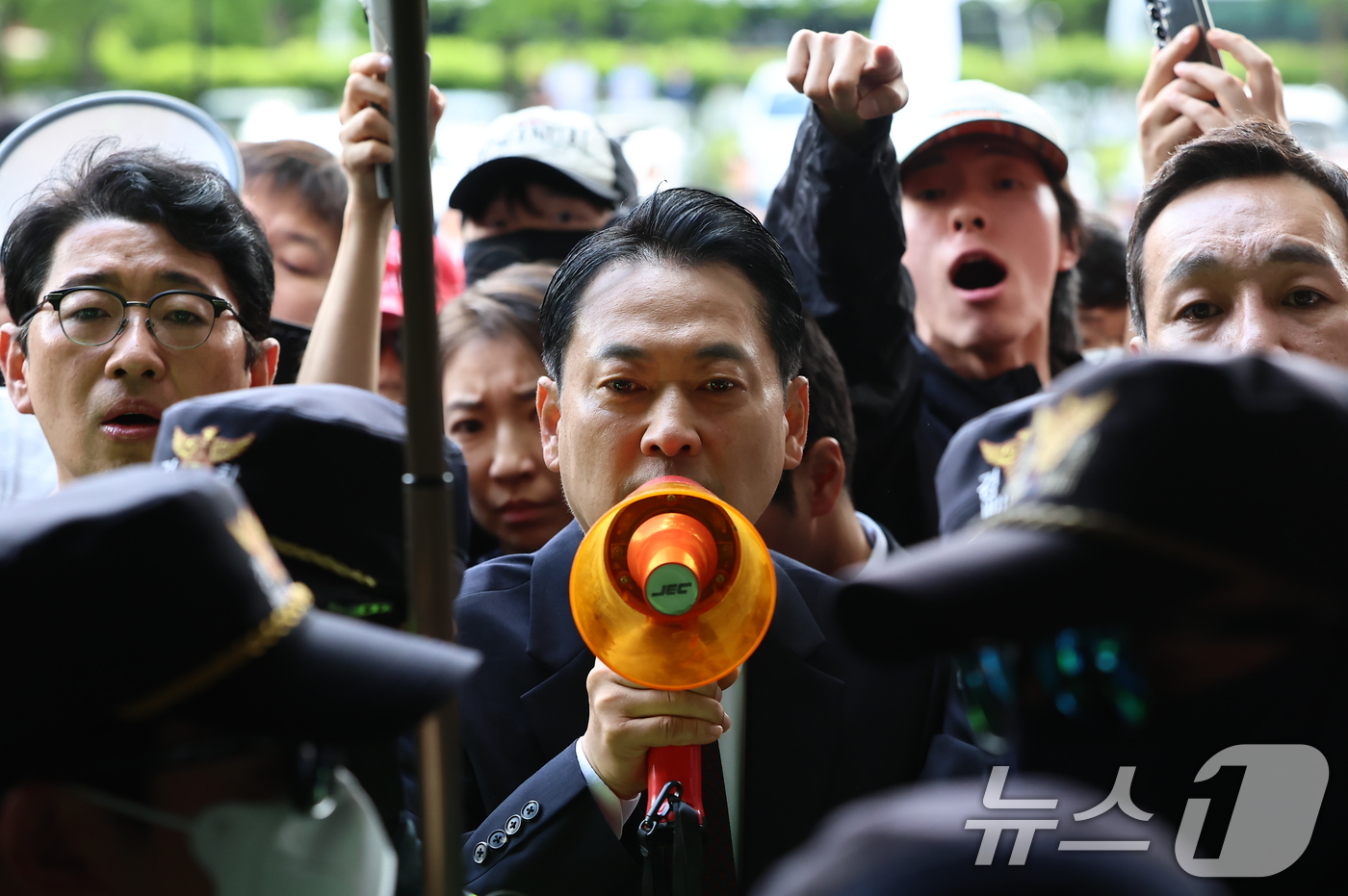 잠실 투표함 개표…장동혁 개표소 찾아 "제대로 싸우겠다"(종합)