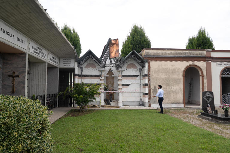 Ladri di rame devastano il cimitero. Cancelli chiusi a tempo indeterminato