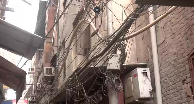 Narrow lanes, cramped hotels, web of wires: Delhi's Paharganj a ticking ...