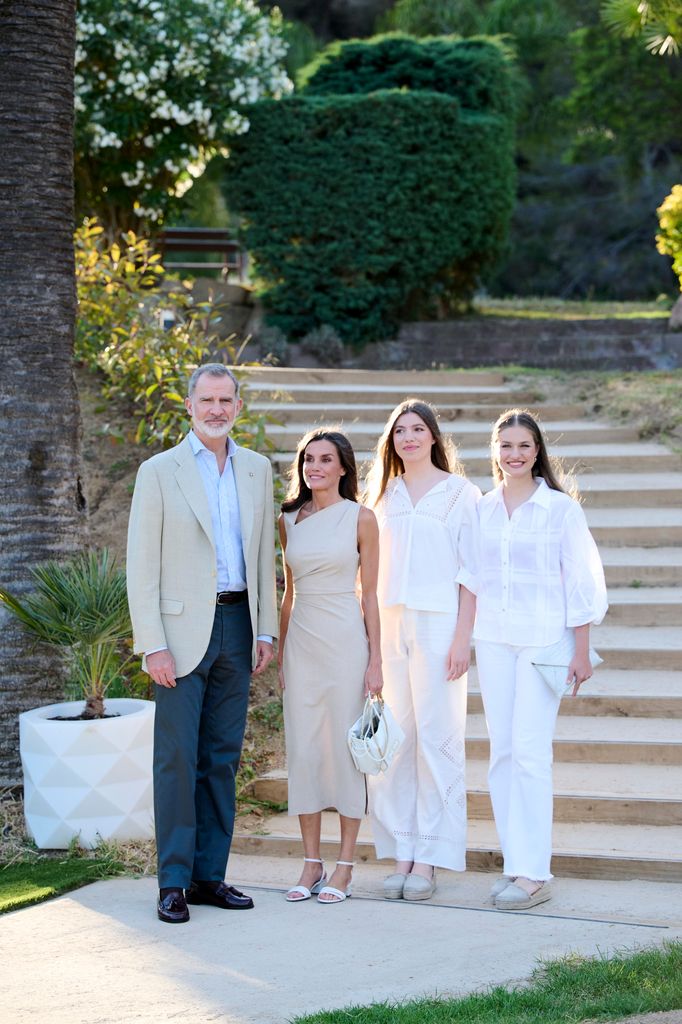 Leonor y Sofía ante el papa León XIV, sin privilegio del blanco y con ...