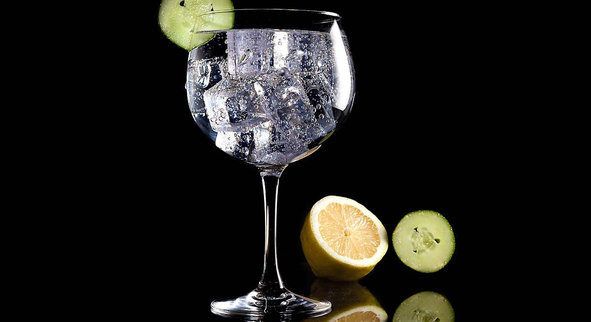 España cada vez consume menos copas: la venta de espirituosos cae casi ...