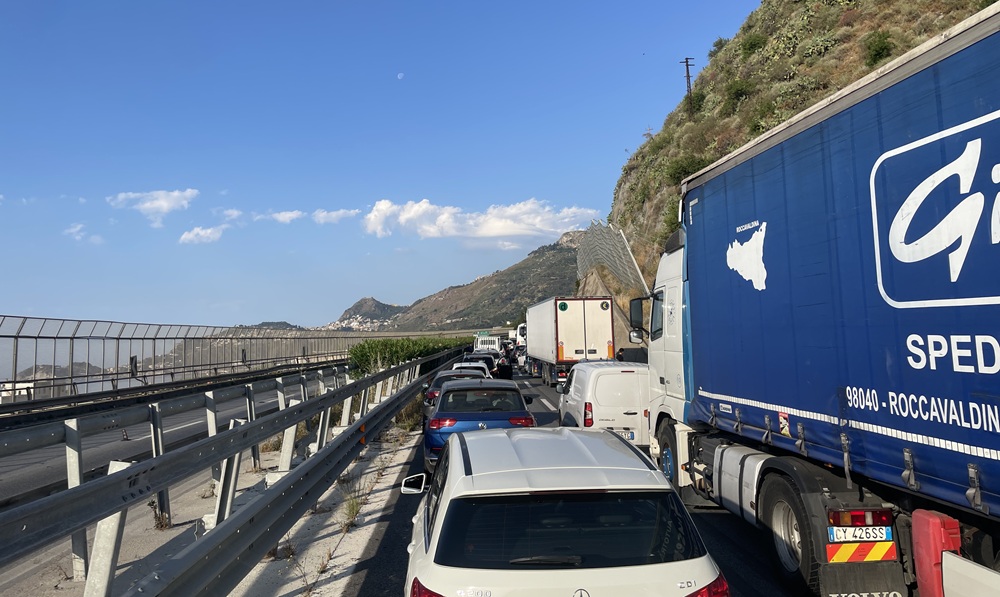 A 18, tir si ribalta a Giardini Naxos. Lunghe code in direzione Catania ...