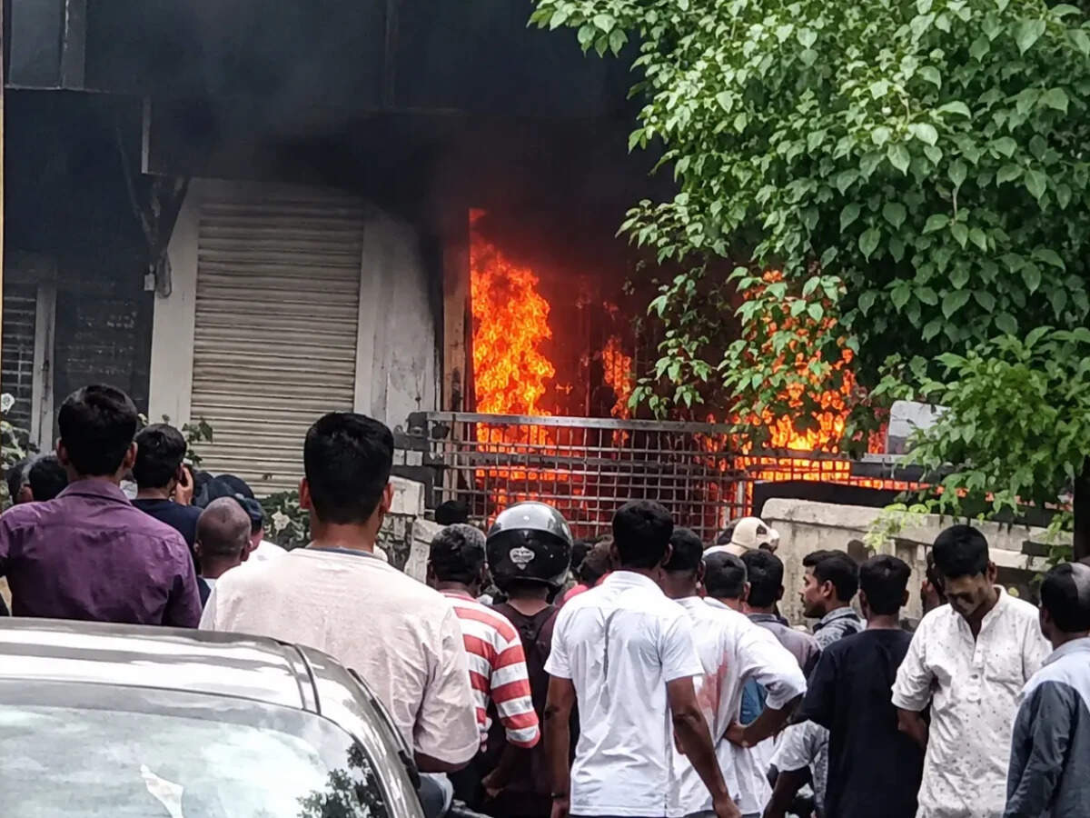 Fire breaks out at commercial complex in Noida Sector 52: 15 people ...