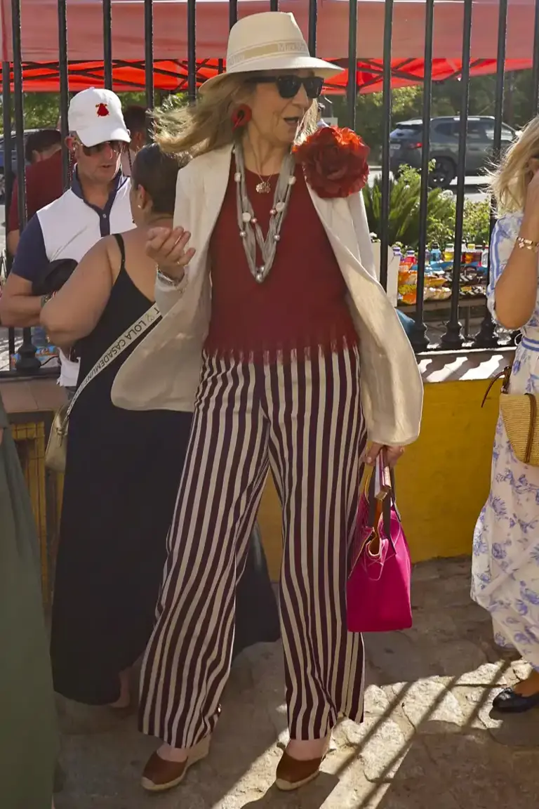 La infanta Elena y su look ganador para esta primavera: pantalones a ...