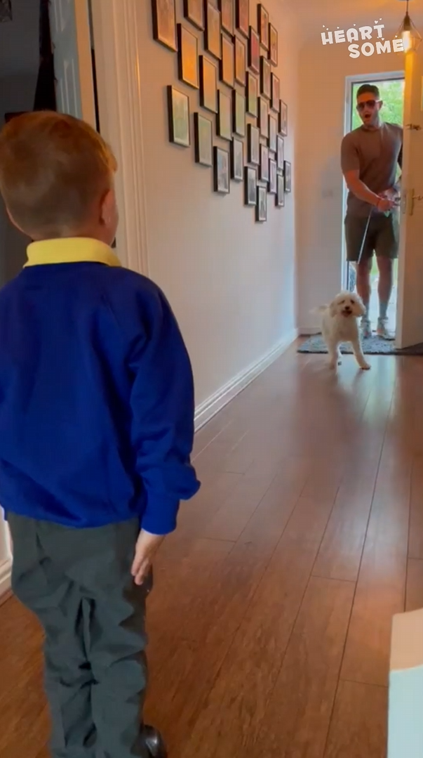 Little boy surprises dad on his first day of school
