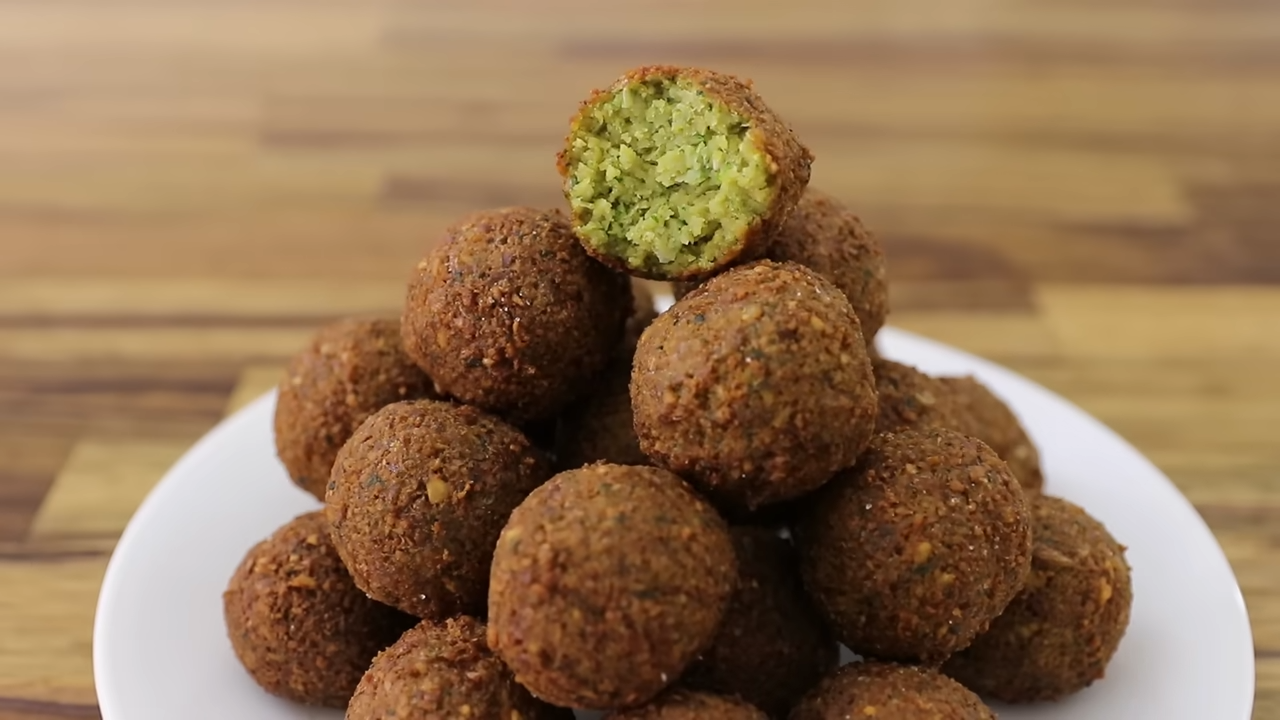 Stop making falafel dry… this recipe keeps it crispy and tender